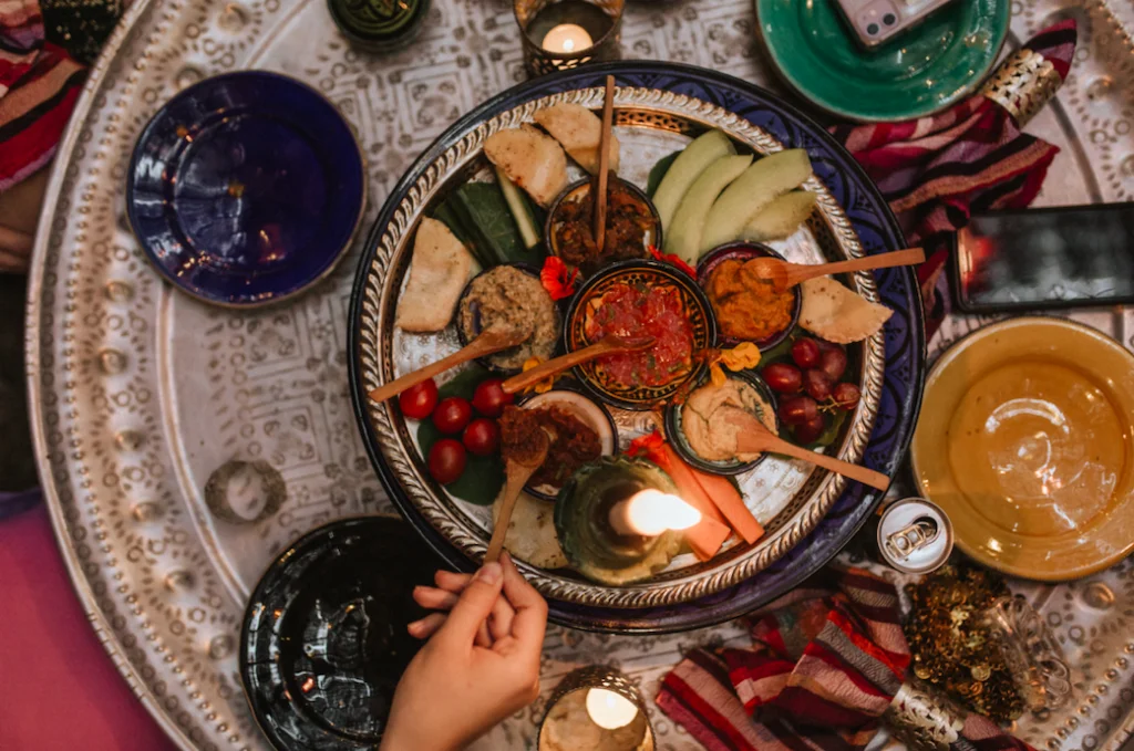 Food Etiquette & Manners Of Eating In Islam - Table Manners