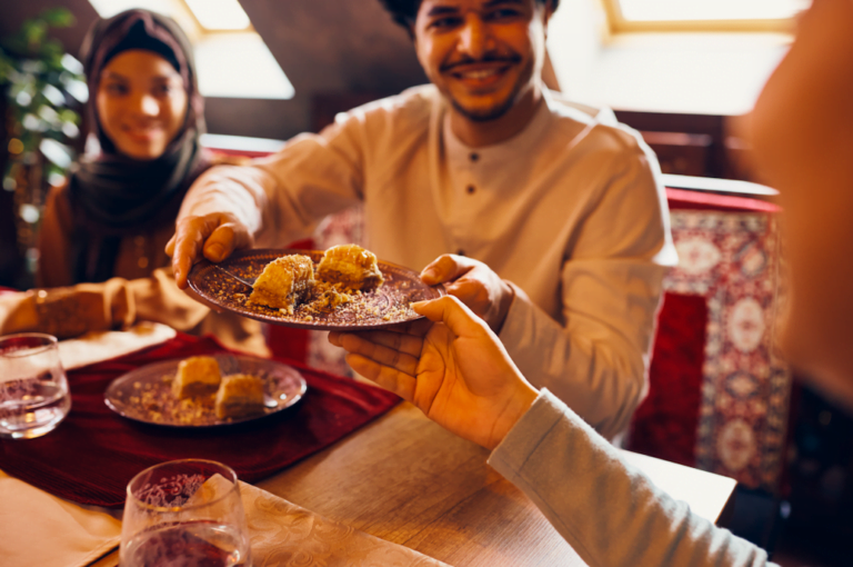 Food Etiquette & Manners Of Eating In Islam - Table Manners
